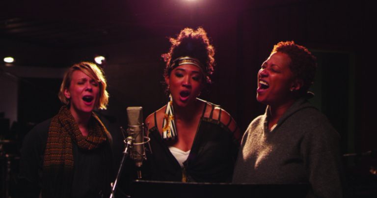 'A 20 pasos de la fama' Twenty_Feet_From_Stardom_-_Jo_Lawry,_Judith ...