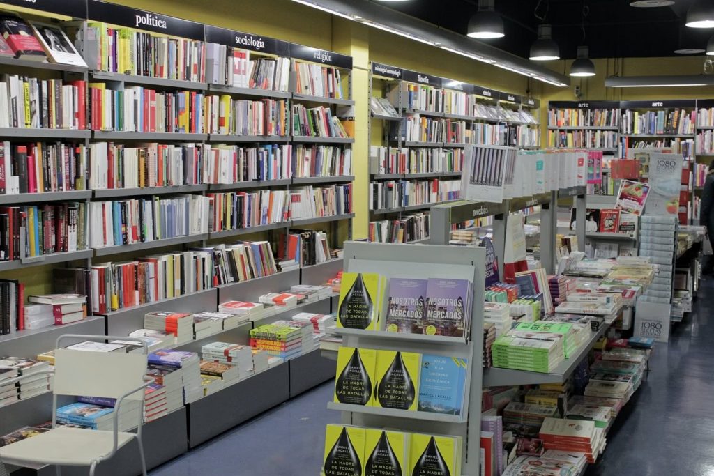 Es mejor comprar libros que leerlos - hoyesarte.com