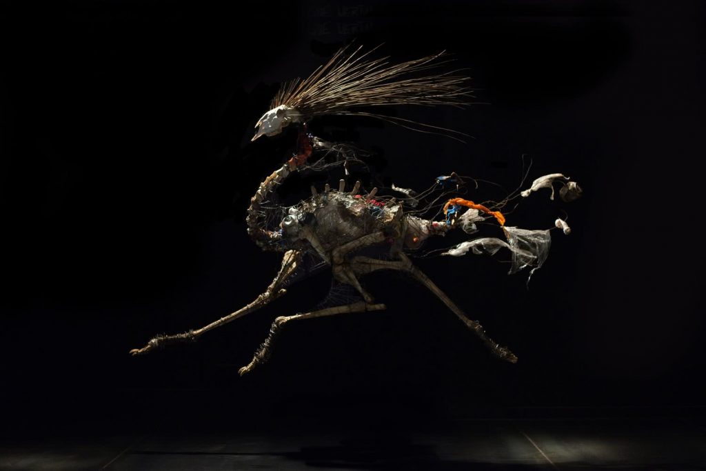 Álvaro Soler Arpa y sus seres mutantes - hoyesarte.com