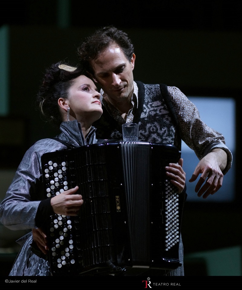 Michael Pflumm (Jorge), tenor / Anne Landa (Carmen), acordeón. © Javier ...
