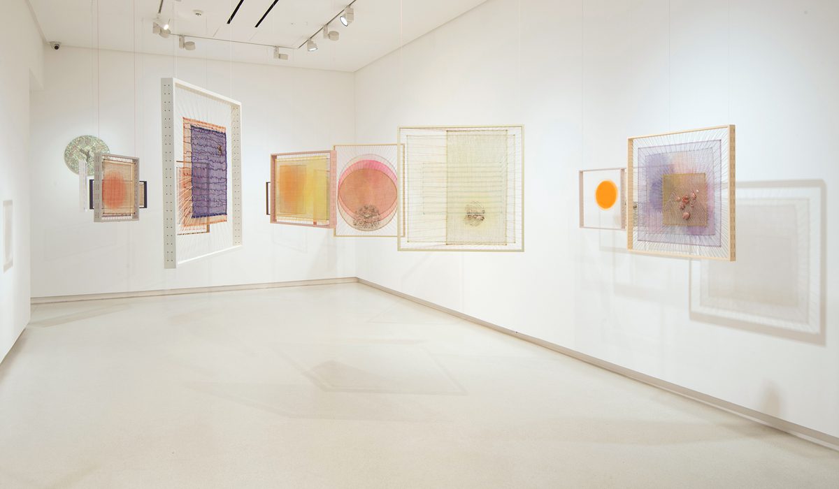 El compromiso con la luz de Pae White - hoyesarte.com