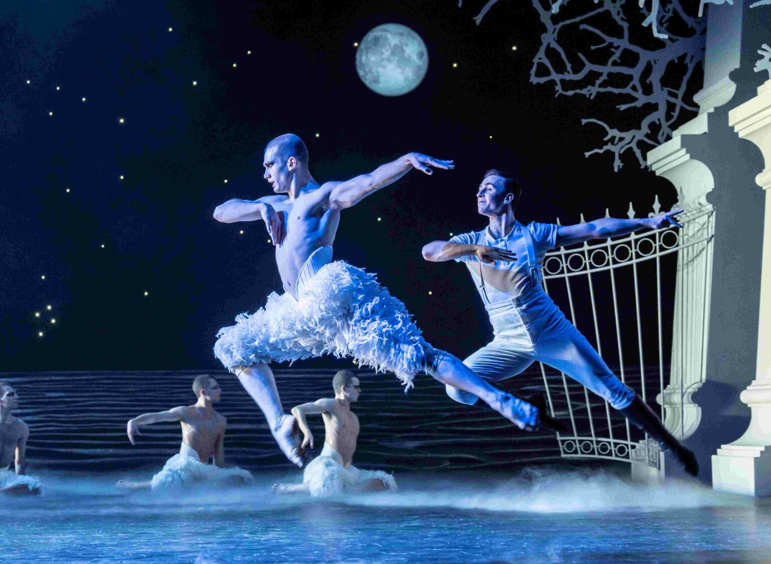 El lago de los cisnes de Matthew Bourne, 30 años de una revolución ...