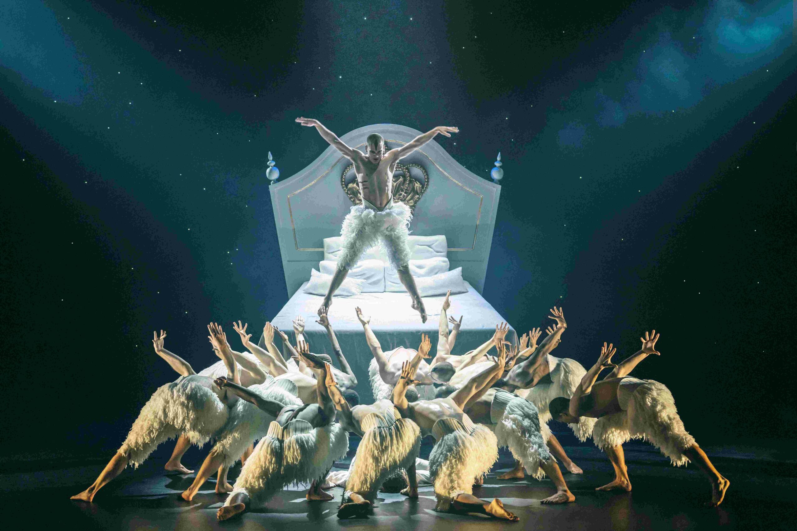 MATTHEW BOURNE'S SWAN LAKE. Stephen Murray (The Prince). Fotógrafo ...